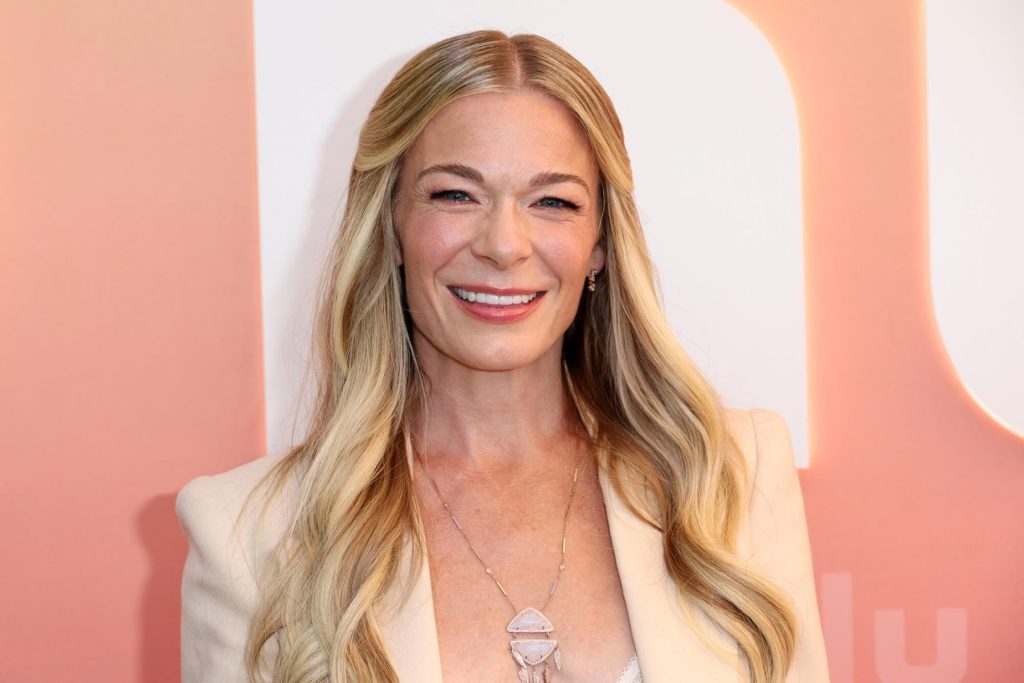 LeAnn Rimes Has $10K Treatment Months After Teeth Fell Out on Stage ...